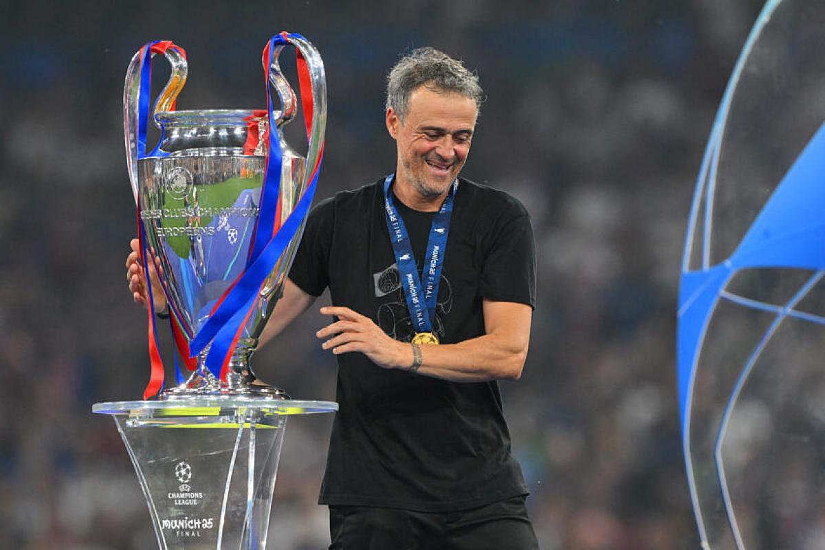 PSG - La Coupe aux grandes oreilles est arrivée dans la capitale ! (vidéo)