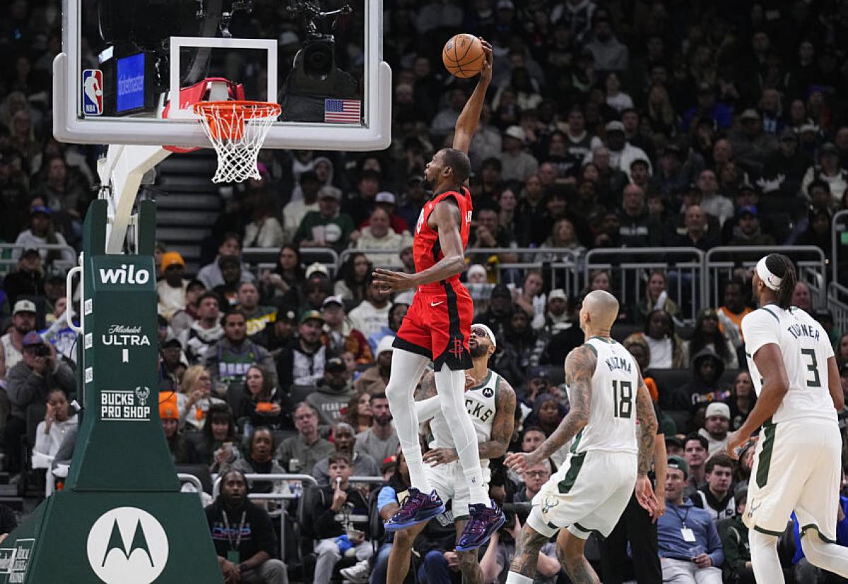 PSG - Kevin Durant joue en NBA avec une paire aux couleurs du PSG