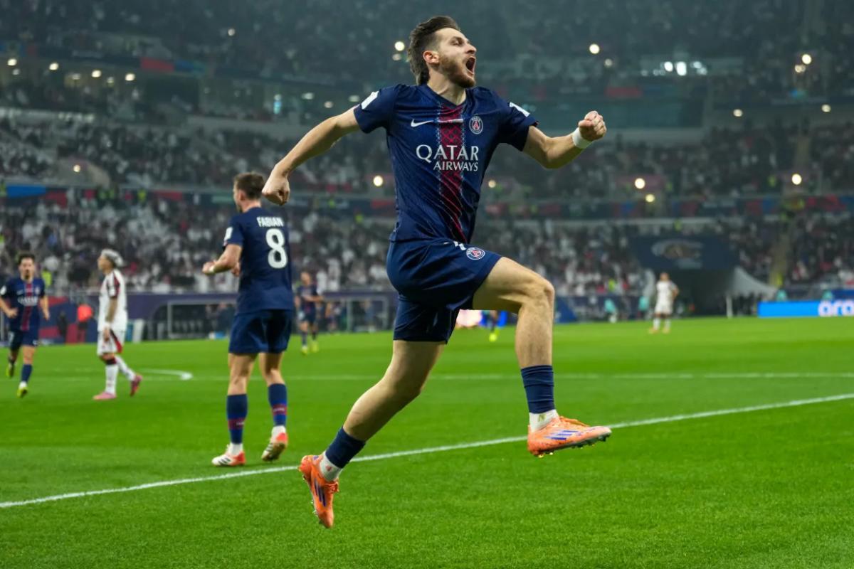 PSG - Khvicha Kvaratskhelia récompensé par un trophée pour son année 2025