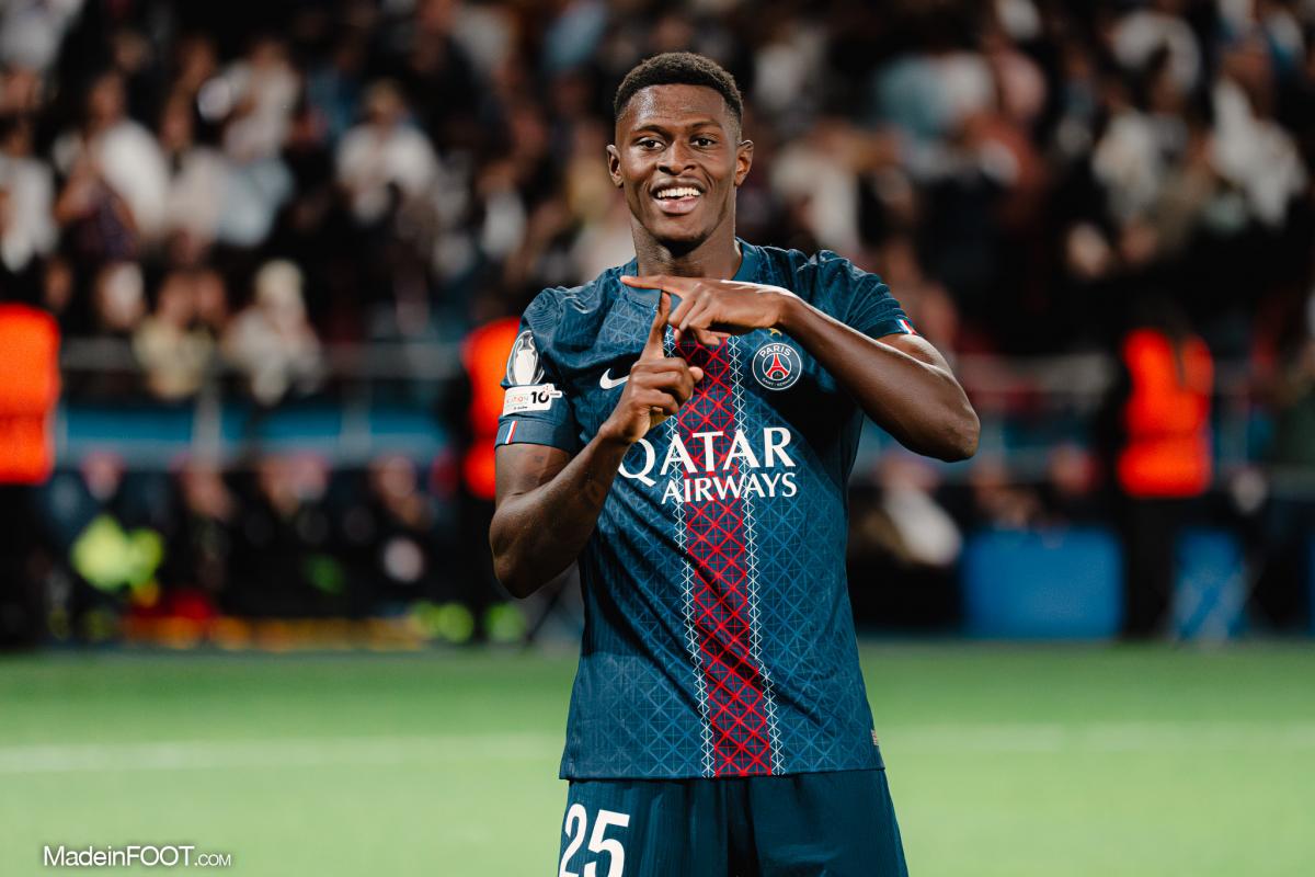 PSG - Le coup franc merveilleux de Nuno Mendes contre le LOSC (vidéo)